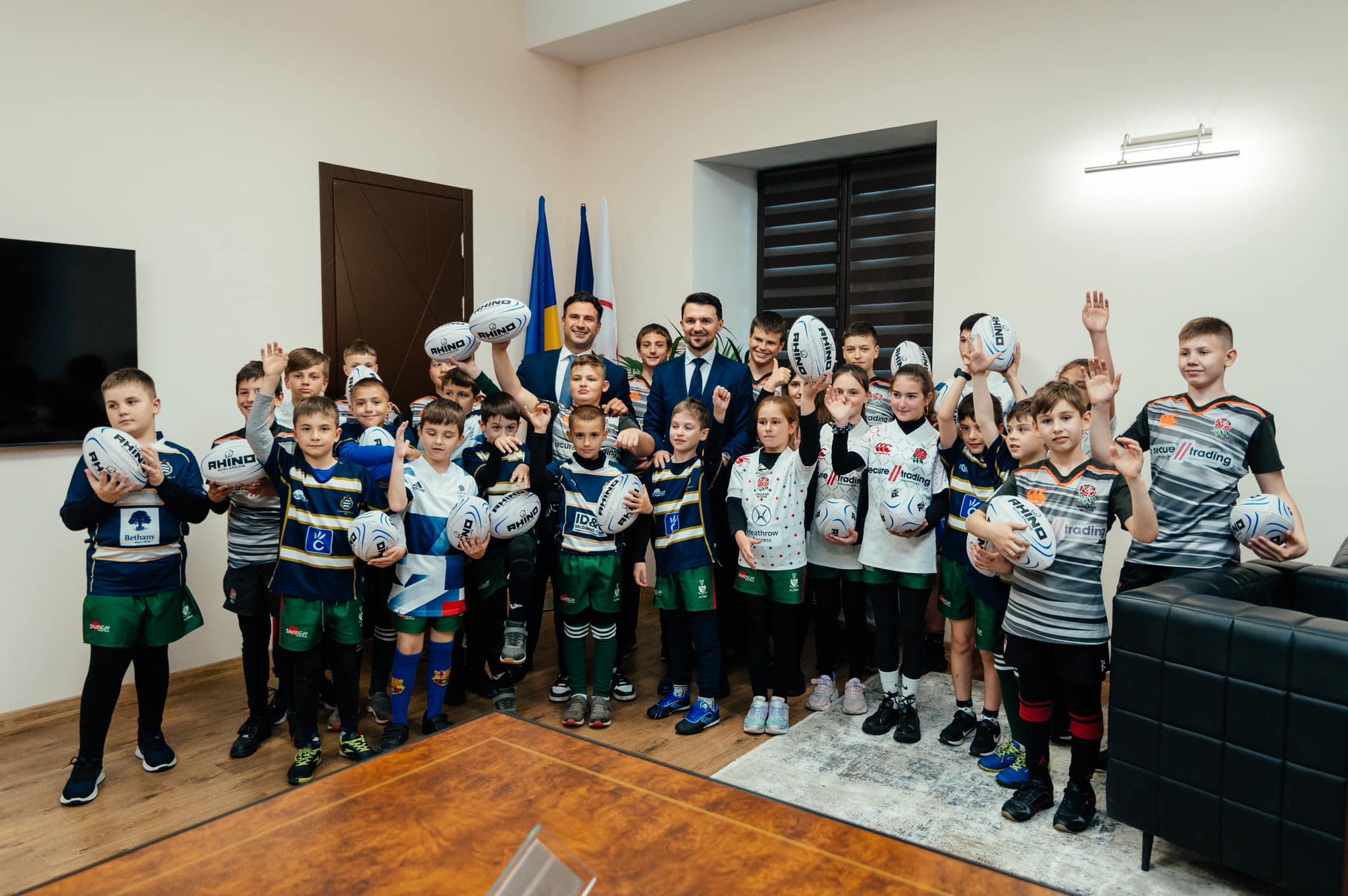 PROIMOBIL.MD a oferit în dar Federației de Rugby 400 de baloane de joc ...