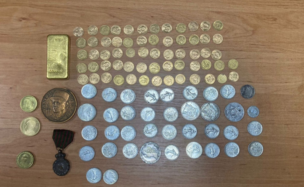 FOTO // Ridicate la frontieră: 103 monede, un lingou și două medalii ...