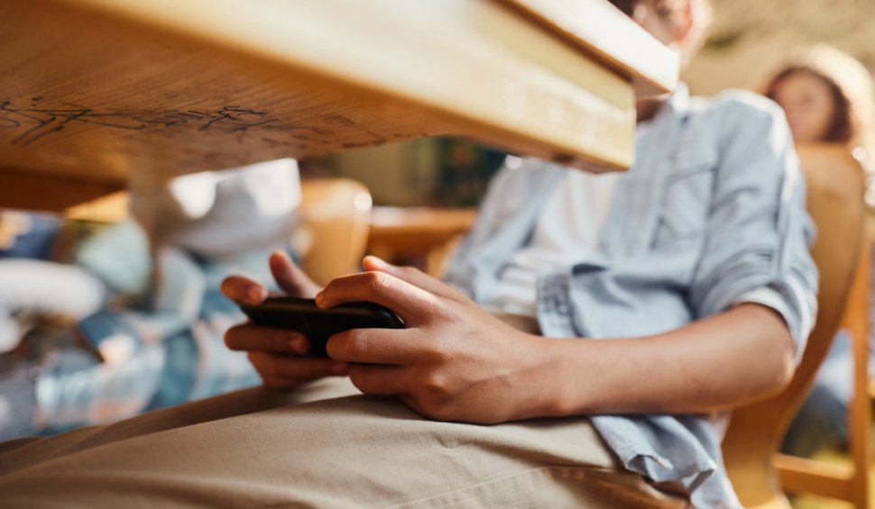 Ministrul Educației afirmă că din decembrie telefoanele mobile ar putea ...