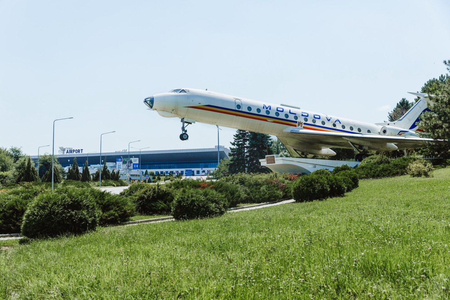 FOTO // Avionul care nu mai zboară, dar întâmpină toți pasagerii ...